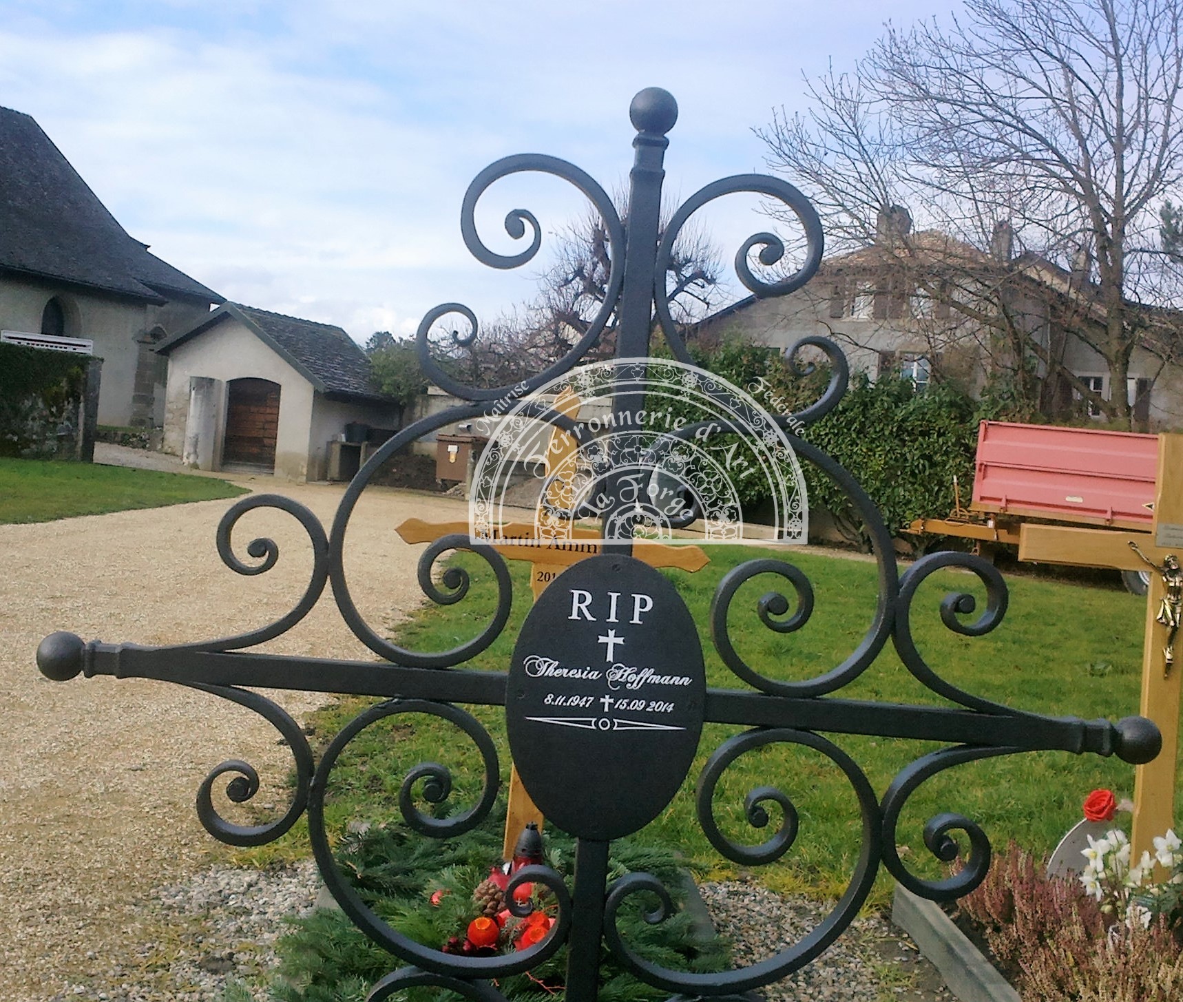 Inscription en autocollant pour ornement funéraire.