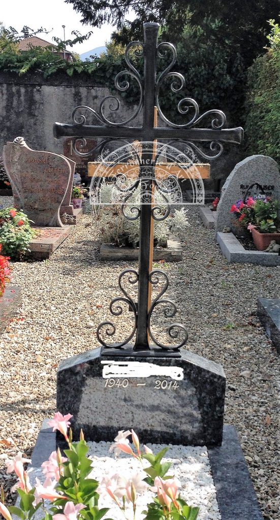 Croix de tombe en fer forgé. Finition patine à l’ancienne en noir frotté.