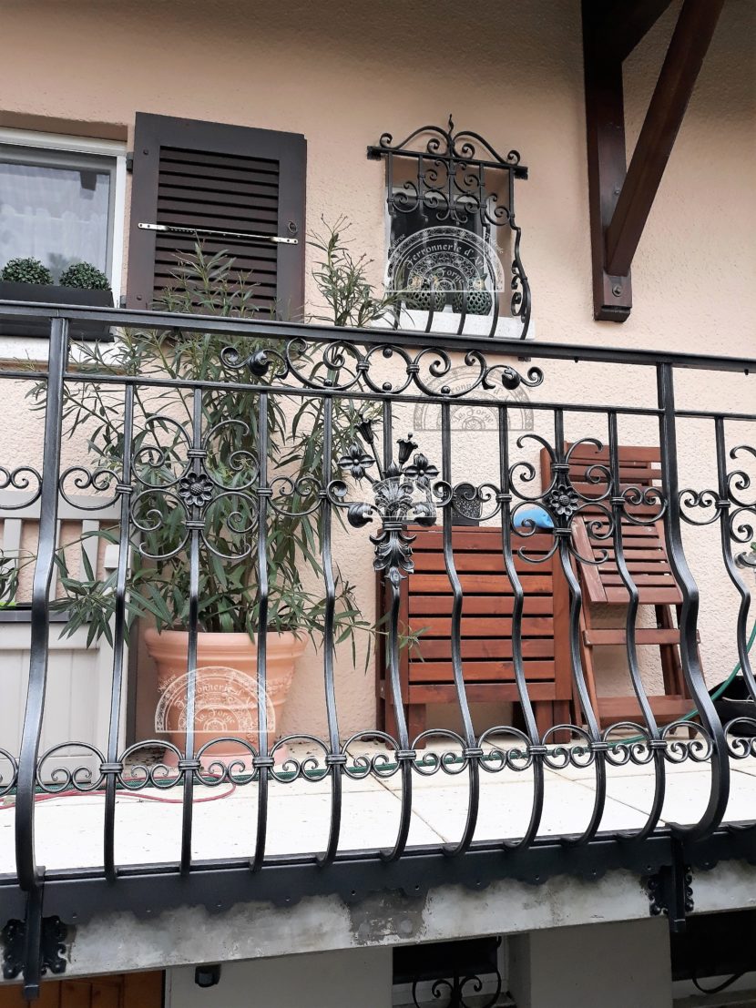 Motif floréale forgé – balcon en encorbellement.