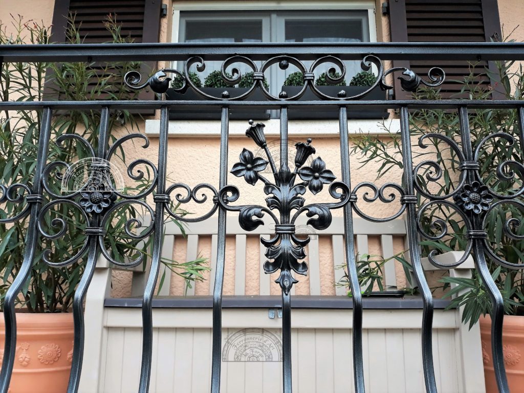 Motif floréale forgé – balcon en encorbellement.