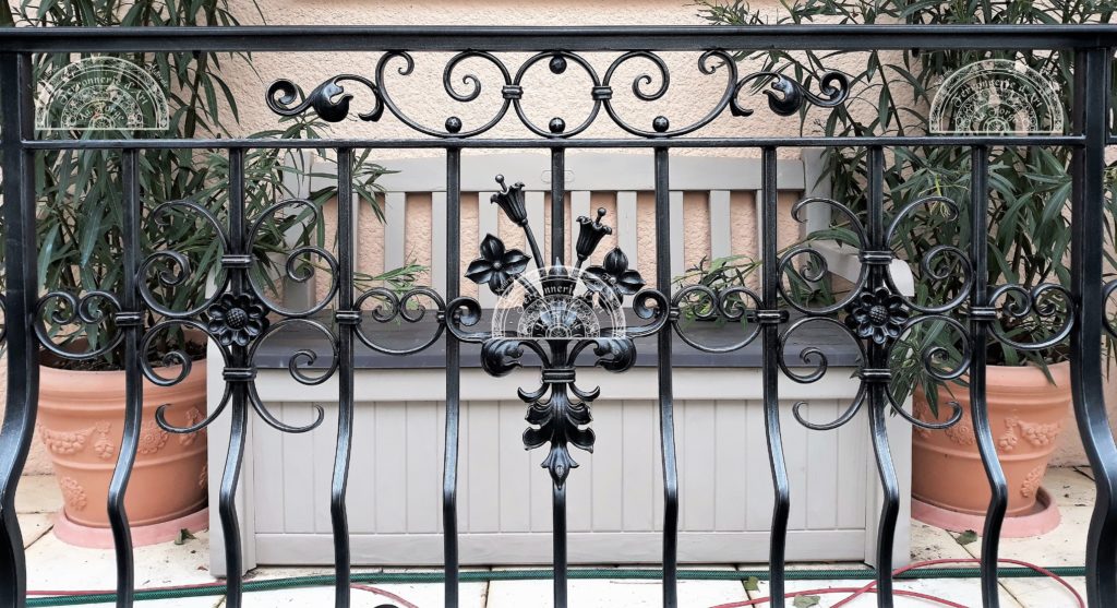 Motif floréale et mofif forgé entre filières et sous-lisse main courante