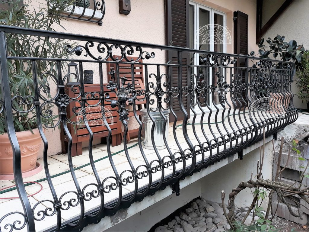 Motif floréale forgé – balcon en encorbellement.